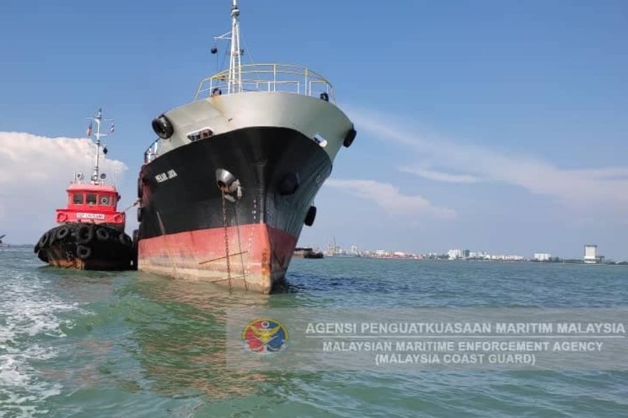 Malaysia: MMEA detains tanker and tugboat for illegal STS oil transfer ...