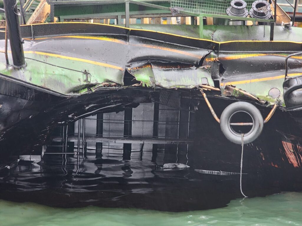 Singapore: Oil spill cleanup after allision between dredger “Vox Maxima ...