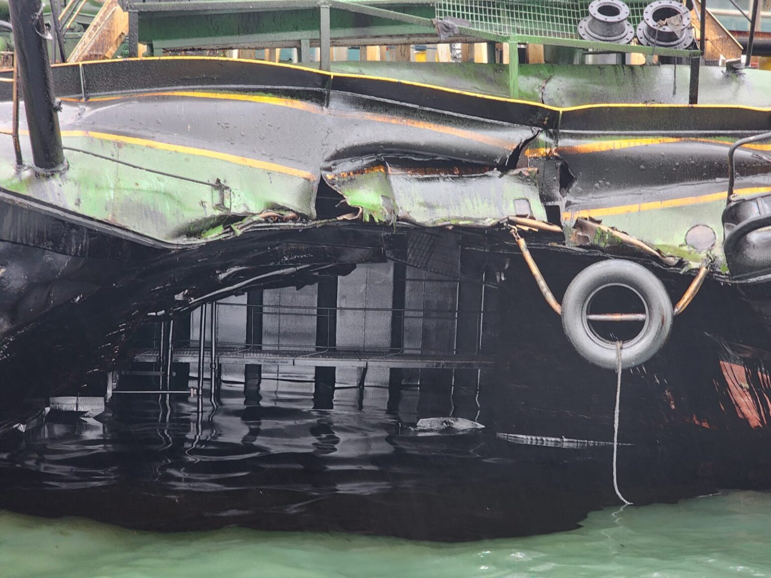Singapore: Oil spill cleanup after allision between dredger “Vox Maxima ...