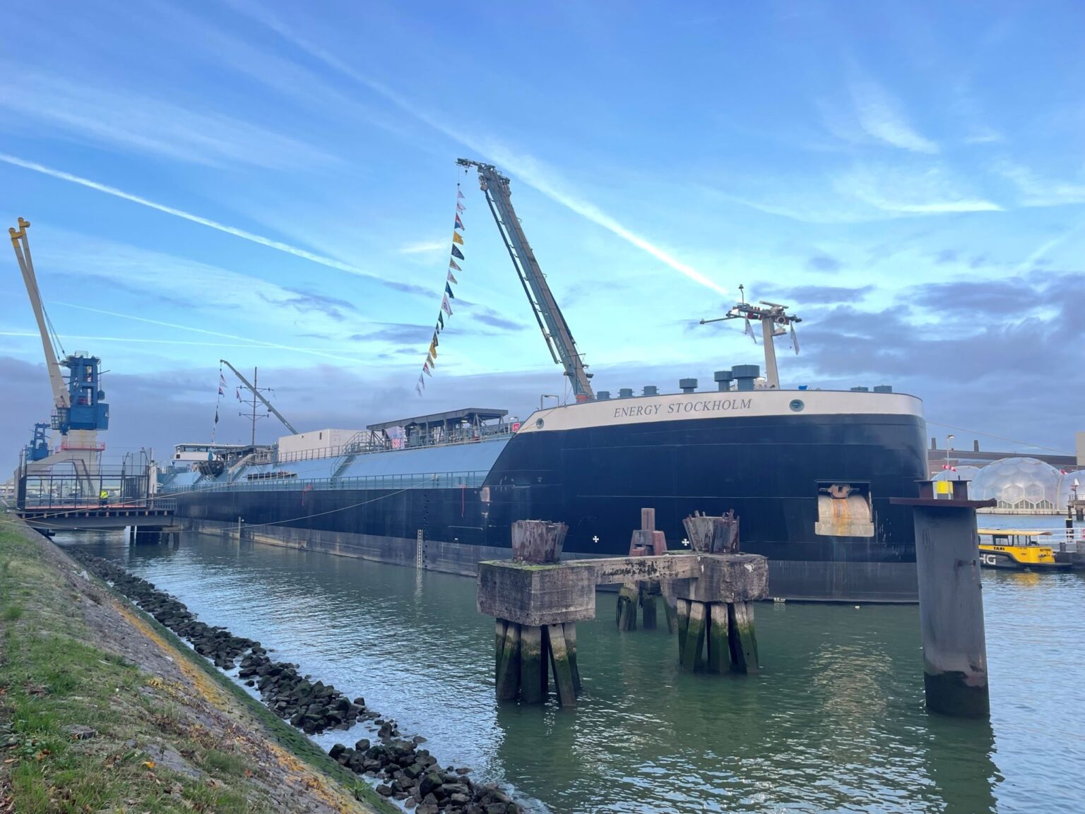 Shell takes delivery of Europe’s largest inland LNG bunkering vessel ...